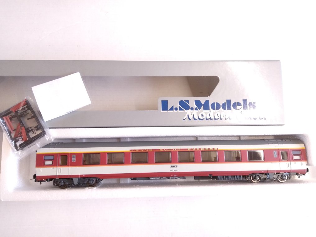 L.S.Models H0 - 40103 - Model train passenger carriage (1) - Grand Comfort car in concrete ...
