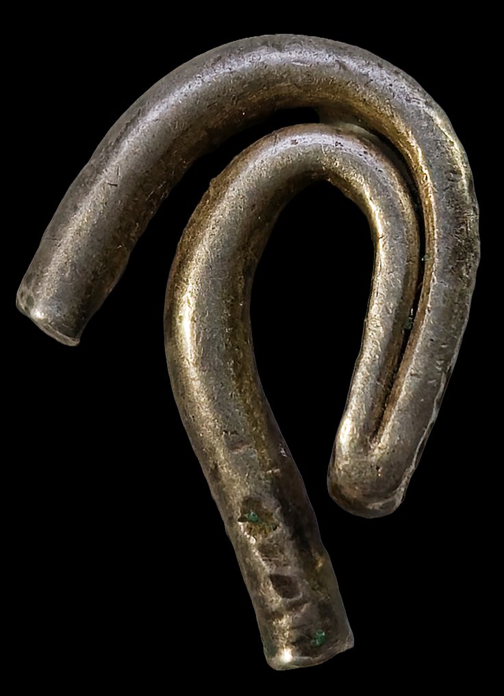 Ceylan. Larin "Fish-hook" type (4.46 gr) ND (1506-1658) with barbarous ...