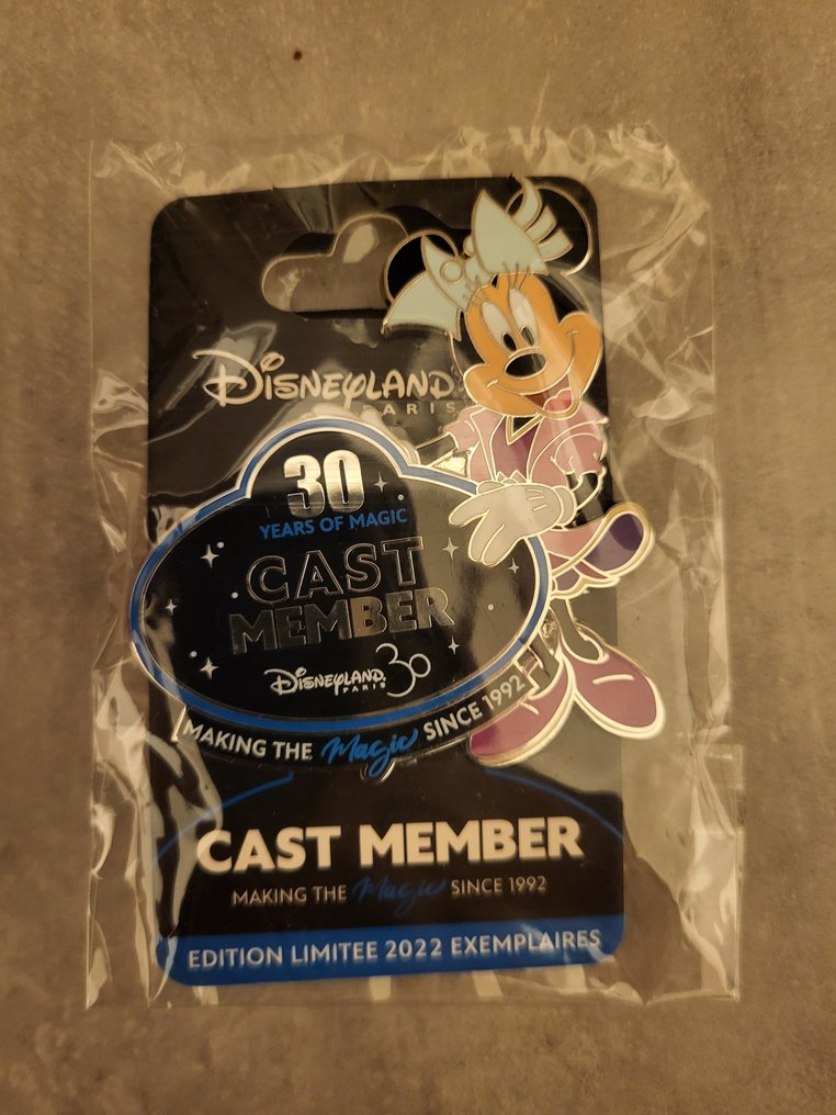 Disneyland Paris - 2 Cast Member-pins - 30 jaar jubileum - 2022 - Catawiki