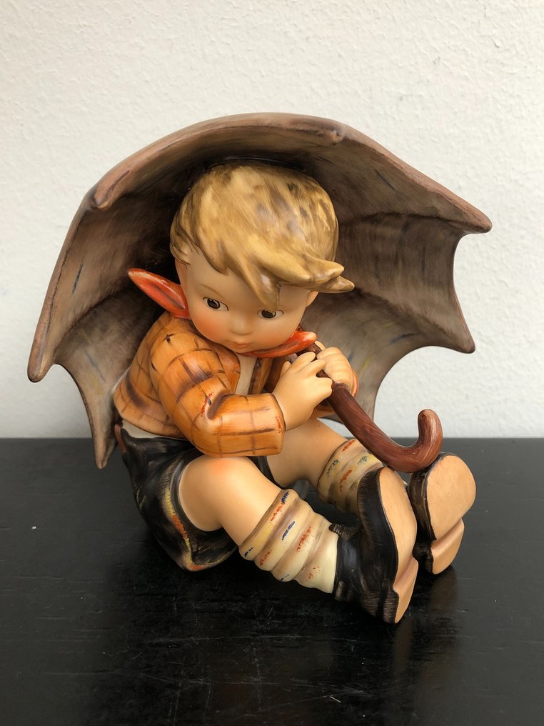 Goebel - MI Hummel - Beeldje - Originele Hummel 152/A/0 Geborgen (Junge) / Umbrella Boy 13 cm ...