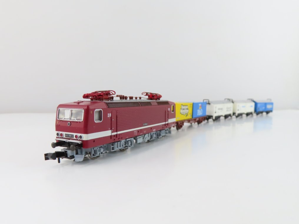 Minitrix N - 11032 - Train set (1) - BR 243 with 4 freight wagons - DB ...