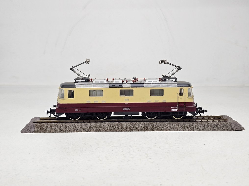 Fleischmann H0 - 4341 - Electric locomotive (1) - Re 4/4 in TEE version ...