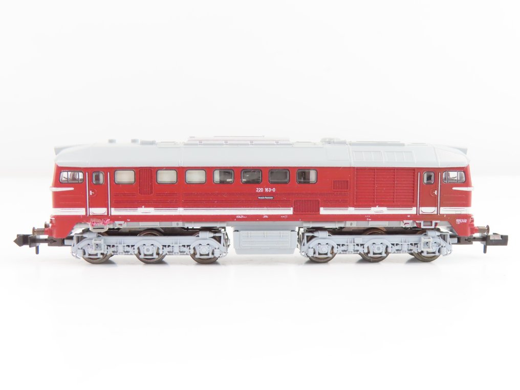Minitrix N - 12877 - Diesel locomotive (1) - BR 220 - DR (DDR) - Catawiki