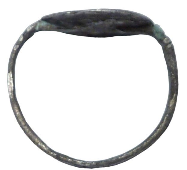 Medieval -Antiguo anillo en plata con bisel grabado con el motivo ...