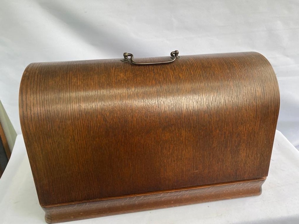 Erres Sewing machine - Iron (cast), Wood - Catawiki