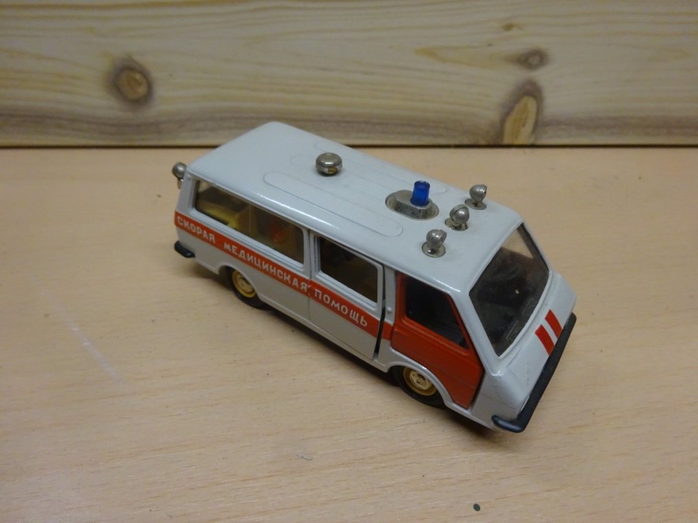 RAF USSR 1:43 - 1 - Modelauto - Busje - Ambulance - Catawiki