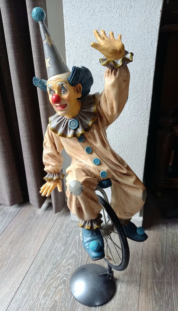 Jun Asilo - Figurine - Origineel Gesigneerde Jun Asilo Clown op een ...