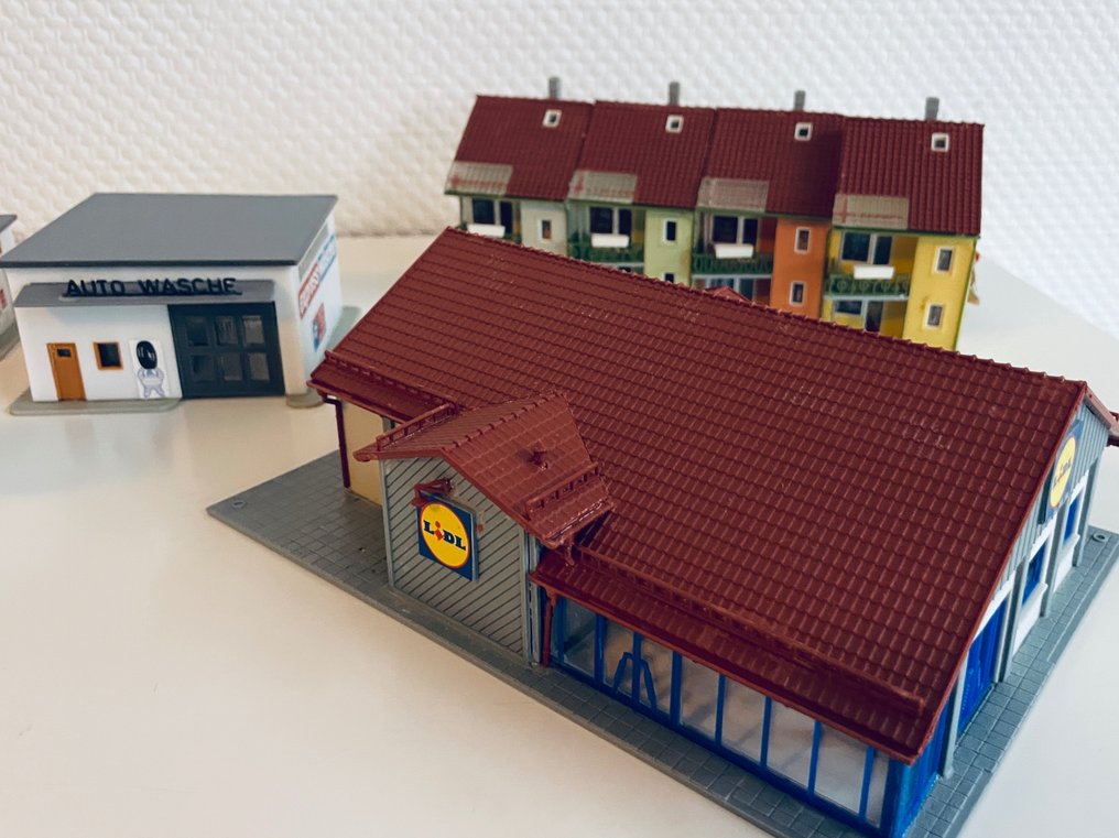 Faller, Kibri, Pola, Vollmer H0 - Scenery - Post-war buildings with post office, garage/gas ...