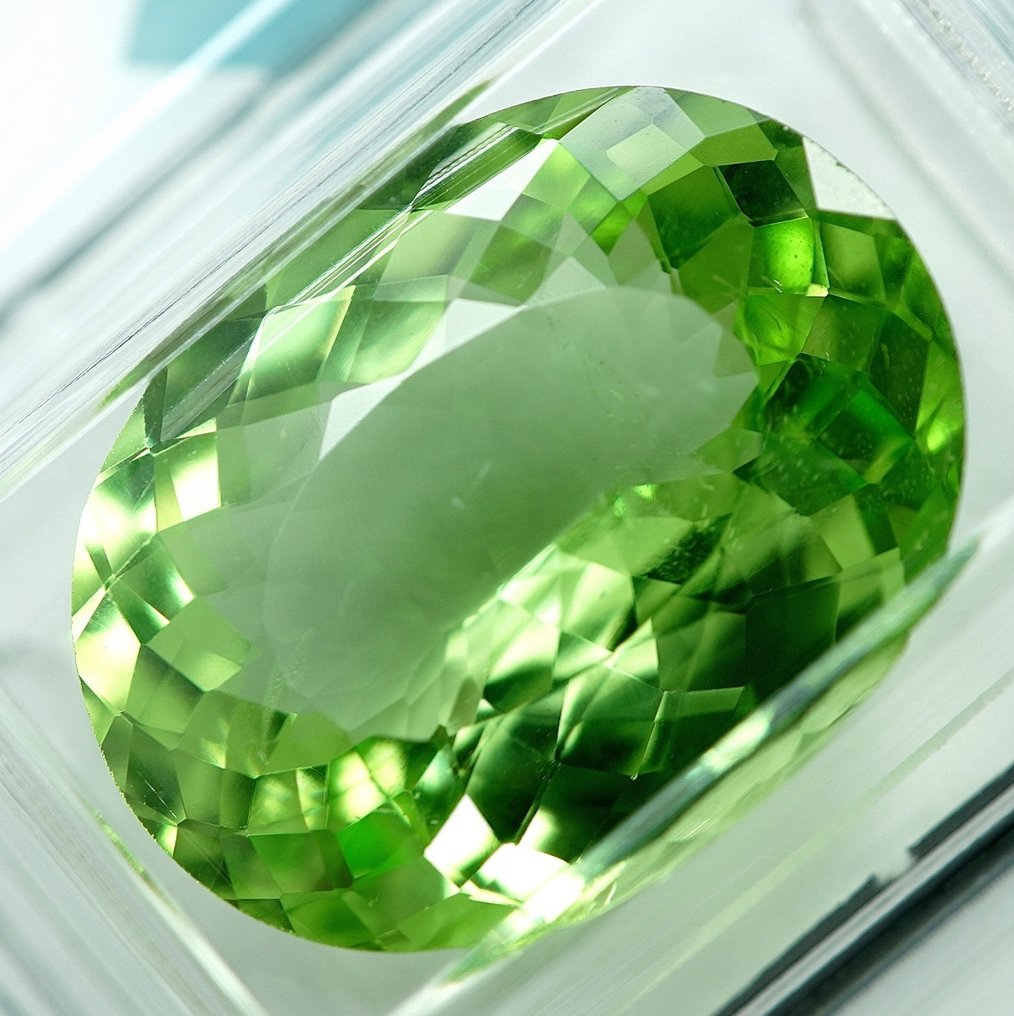 Peridot - 13.28 ct - Catawiki