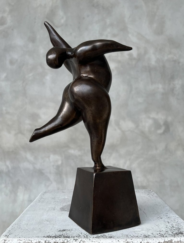 Sculpture, NO RESERVE PRICE - Voluptuous Dancing Lady Statue - Bronze ...