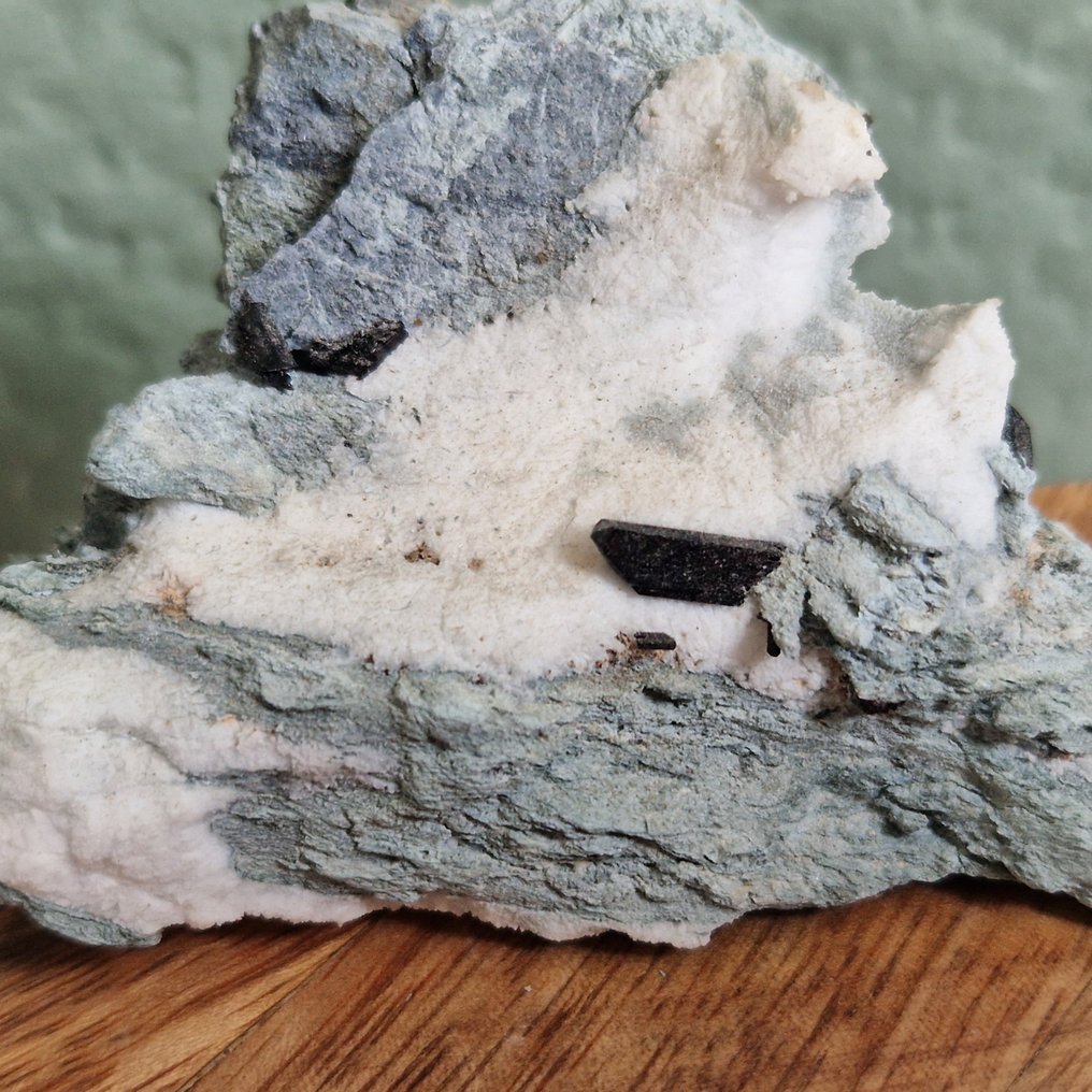 Neptunite Crystals on matrix - 65×48×39 mm - 55.47 g - (1) - Catawiki