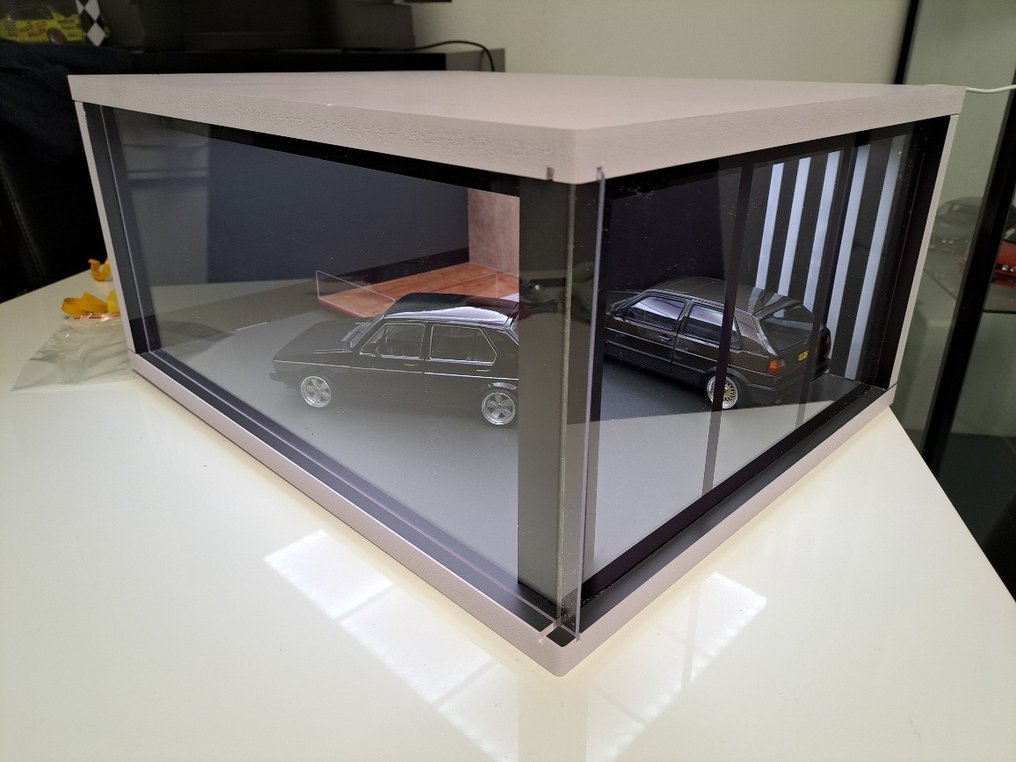 SD-modelcartuning - 1:18 - Car showroom diorama – Bouwkit - - Catawiki