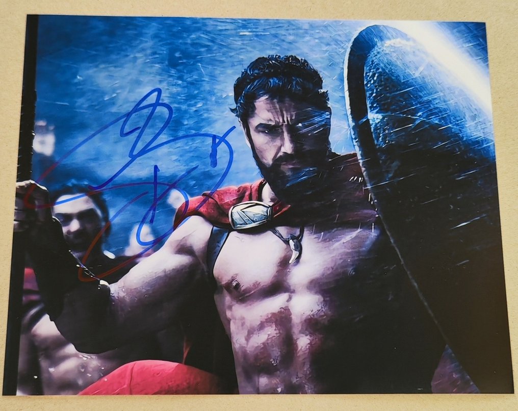 300 - Gerard Butler - Autograph, Photography, Signed with - Catawiki