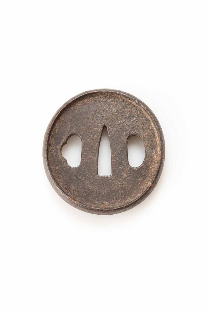 Tsuba - Iron - A Japanese circular iron tsuba - NO RESERVE - Catawiki