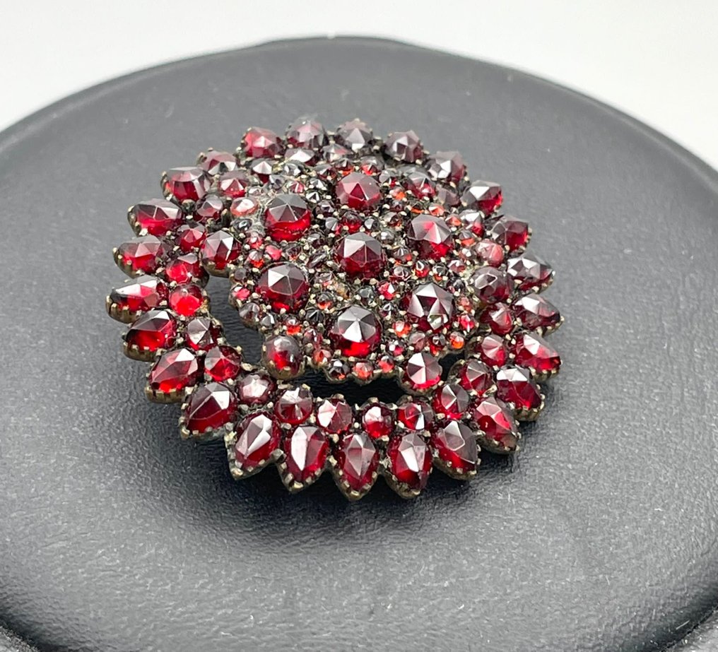 Gold-plated - Brooch Garnet - Catawiki