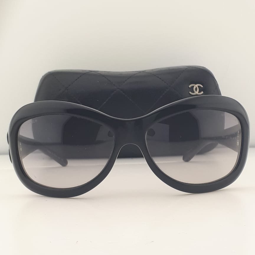Chanel - Havana Black with Chanel Logos on Leather Coated Temples - Sunglasses - Catawiki
