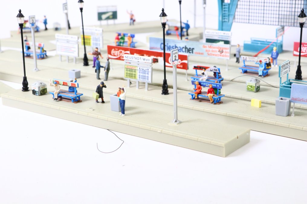 Faller H0 - 120199 - Scenery - Large platform roof with LED - Catawiki