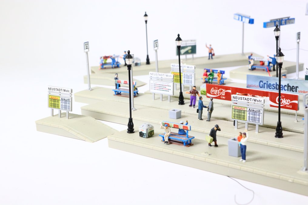 Faller H0 - 120199 - Scenery - Large platform roof with LED - Catawiki