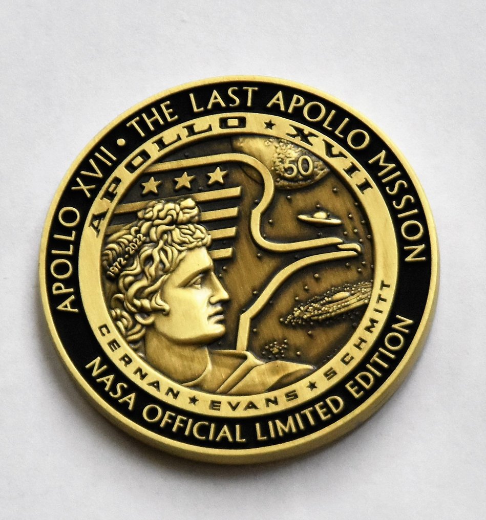 A medal medallion Apollo XVII 17 flown metal in space NASA - Catawiki