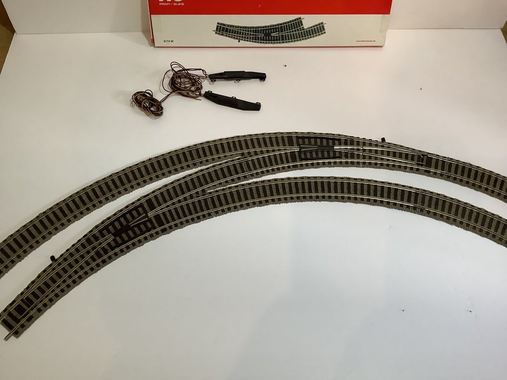 Fleischmann H0 - Model train tracks (18) - 90° turn of parallel tracks ...