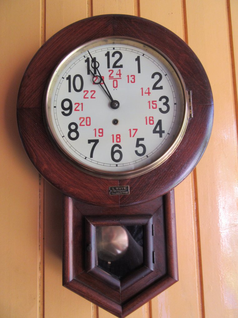 Wall clock - Tavern/pub clock - Art Deco - Wood - 1910-1920 - Catawiki