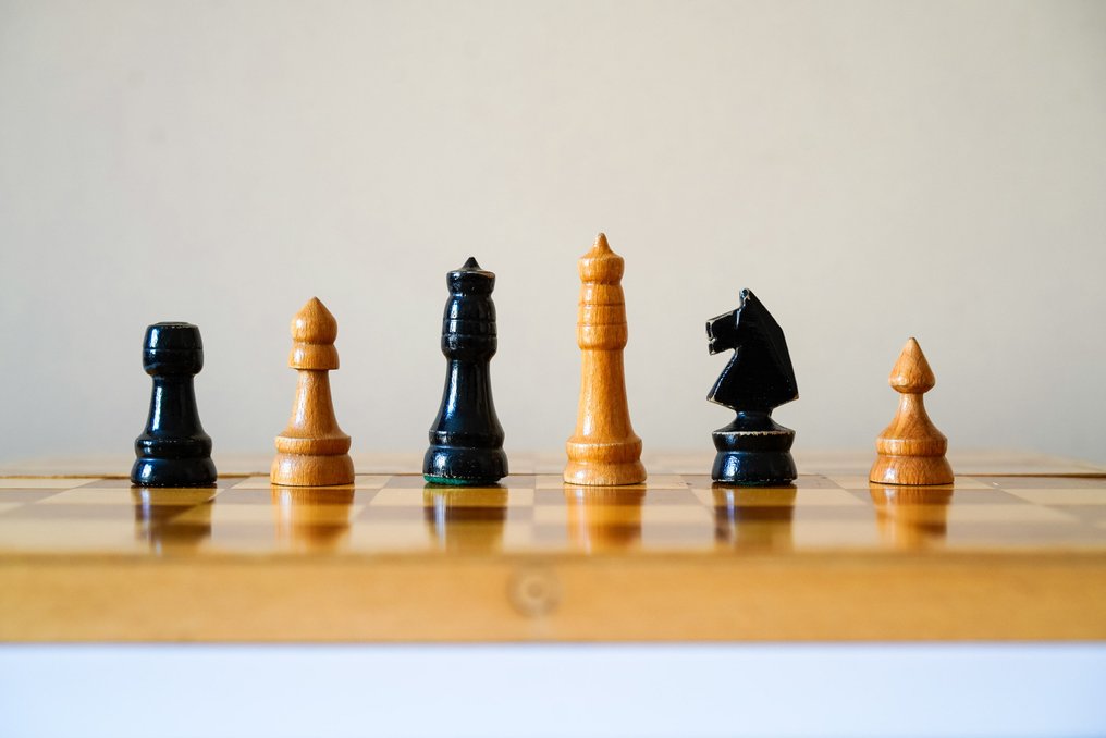 Chess set - Mid-Sized Chess Set with Spiky Pawns - Wood - Catawiki