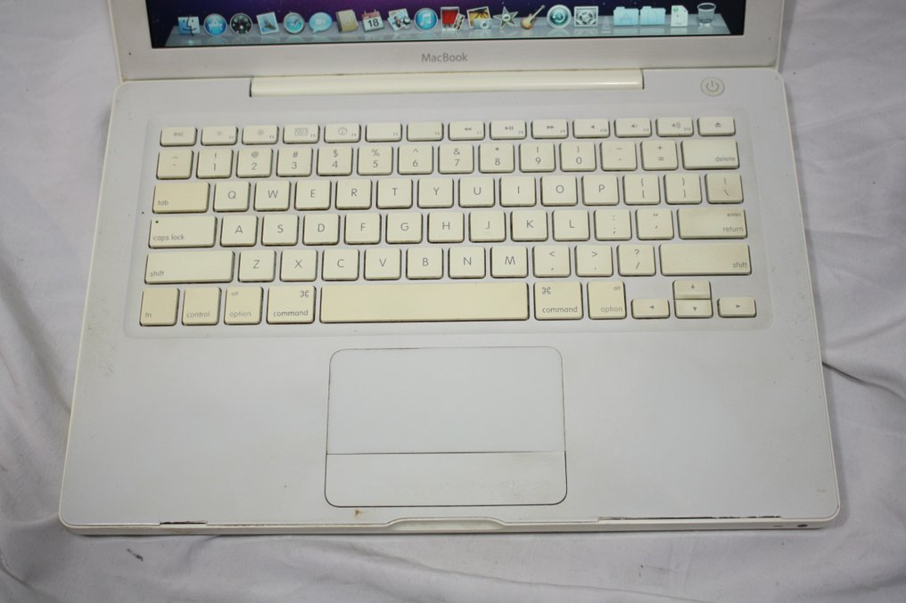 Rare find: Apple MacBook White 2008 - Intel Core2Duo 2.1Ghz - 4GB RAM ...