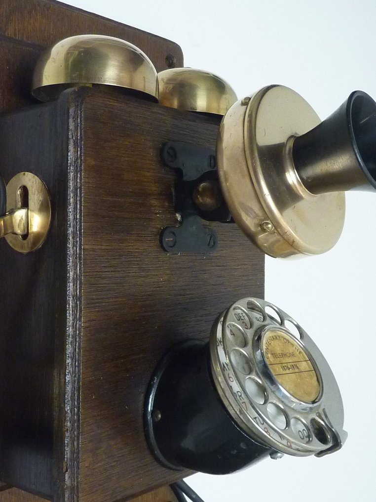 Analoge telefoon - Een houten wand retro telefoon, hout, koperen bellen ...