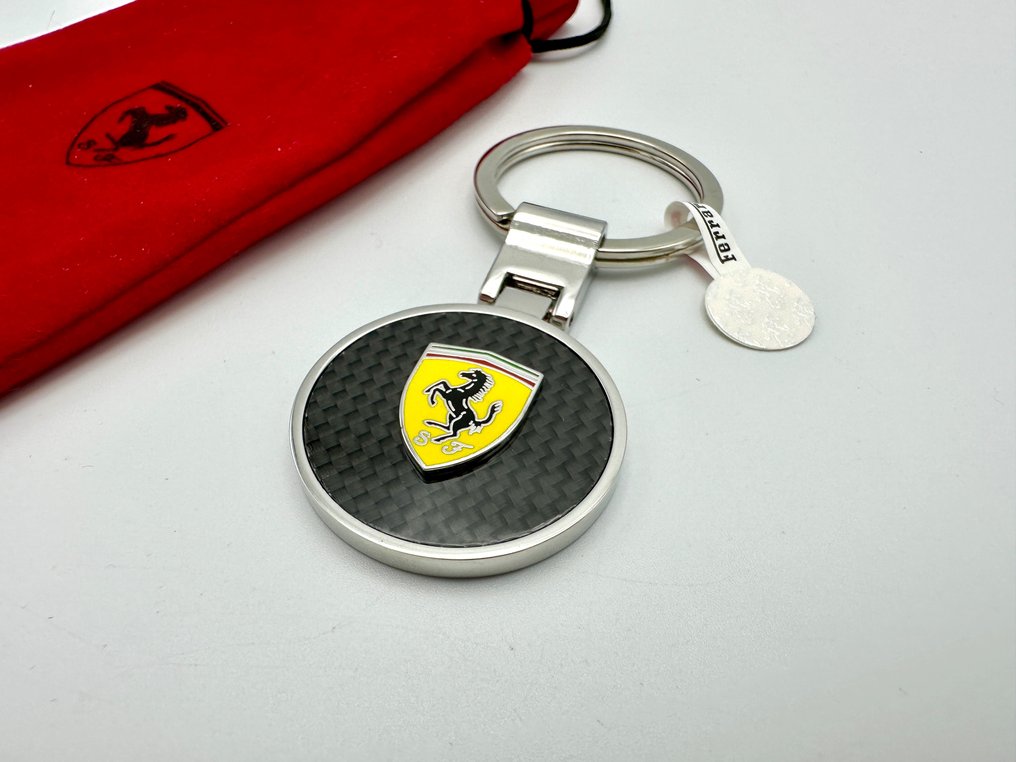 Keychain - Ferrari - Ferrari Carbon Look Keychain - Official Ferrari ...