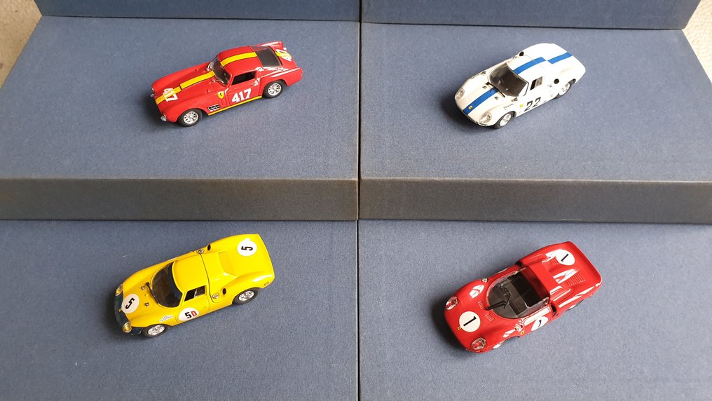 Box 1:43 - 4 - Model race car - Ferrari - Catawiki