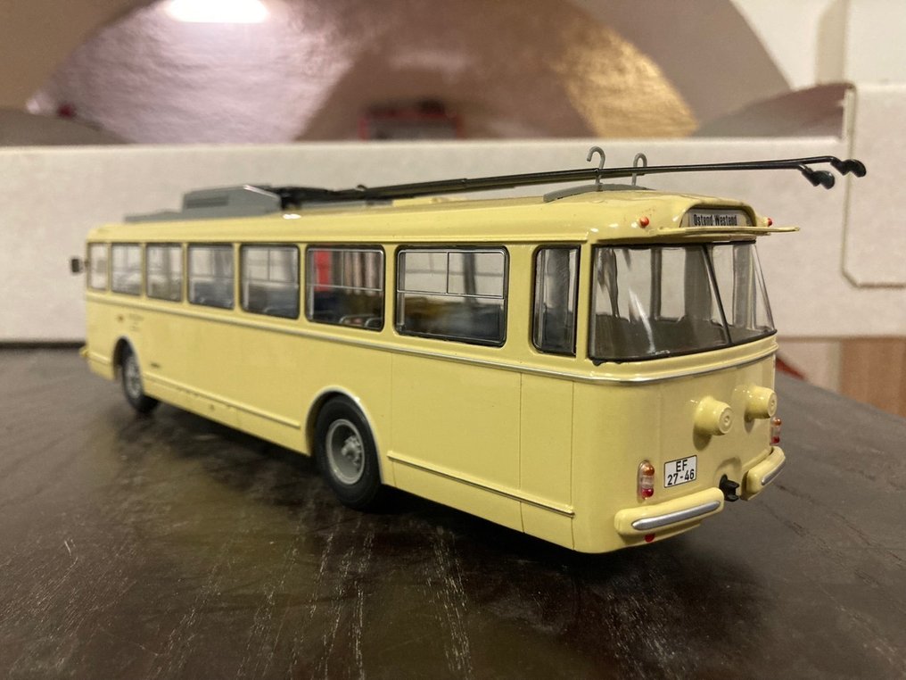 Premium Classixxs 1:43 - 1 - Voiture miniature - Skoda-9TR Kraftverkehr - Catawiki