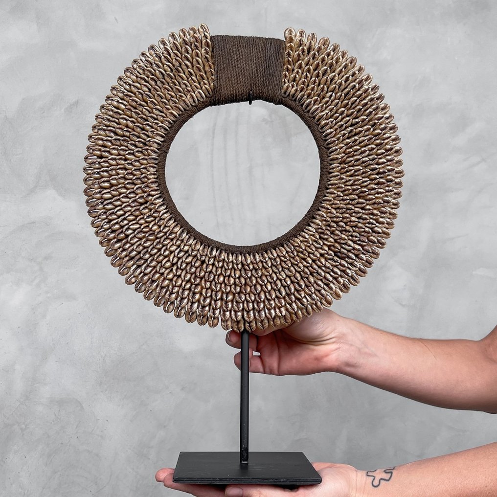 Ornement décoratif - NO RESERVE PRICE - A caramel coloured tolai ...