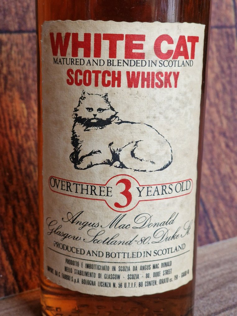 White Cat 3 years old - Angus Mac Donald - b. Década de 1960 - 750 ml ...