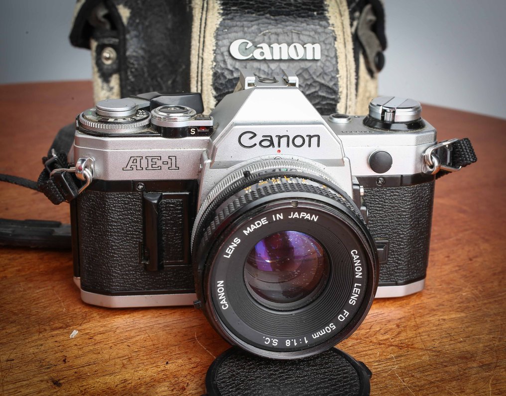 Canon AE-1 + FD 1,8/50mm S.C. avec un étui Appareil photo reflex mono-objectif (SLR) - Catawiki