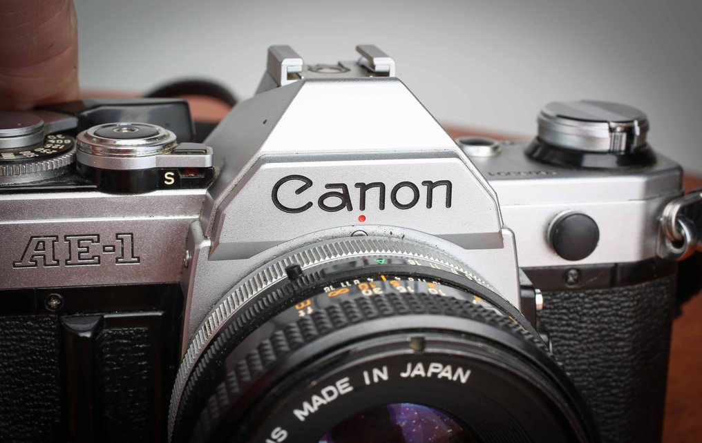 Canon AE-1 + FD 1,8/50mm S.C. avec un étui Appareil photo reflex mono-objectif (SLR) - Catawiki