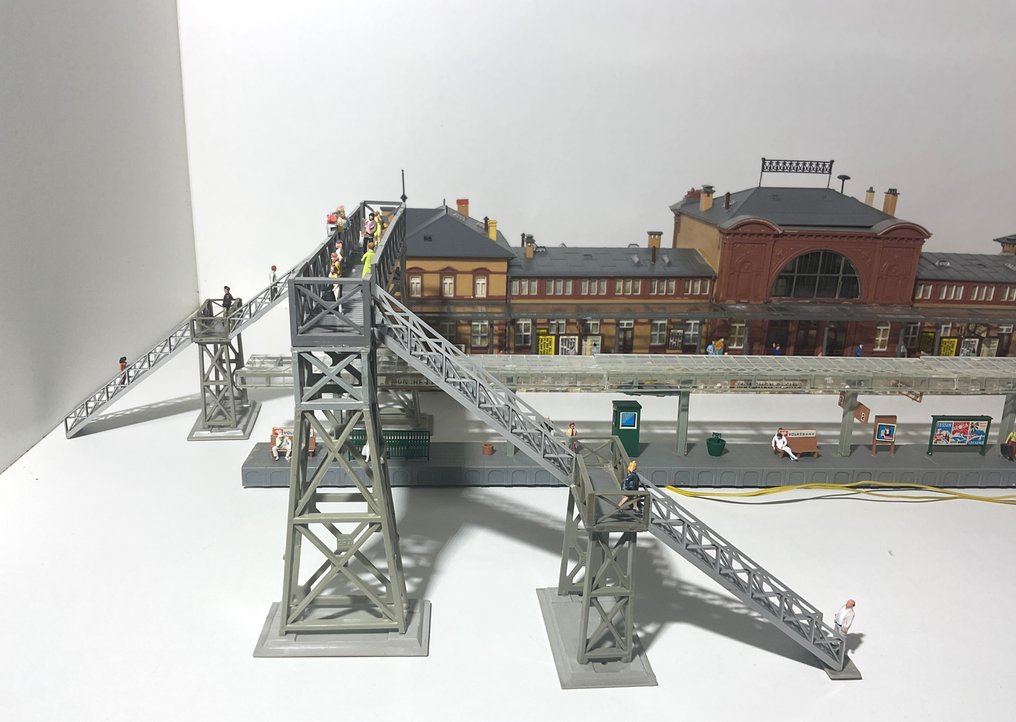 Faller, Kibri H0 - Model train scenery (3) - Bonn station - Catawiki Faller, Kibri H0 - Model train scenery (3) - Bonn station - Catawiki