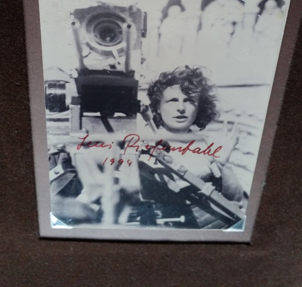 Leni Riefenstahl - Olympia / Hand signed photograph on velvet - Catawiki