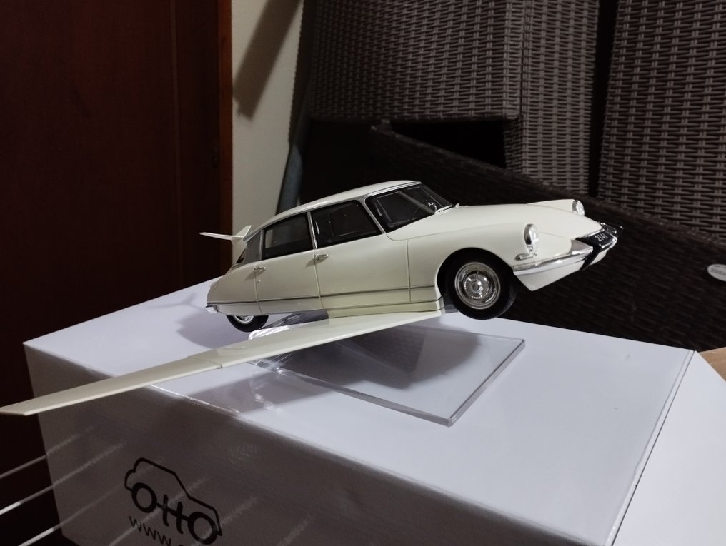 Otto Mobile 1:18 - 1 - Model sedan - Citroën DS volante du film ...