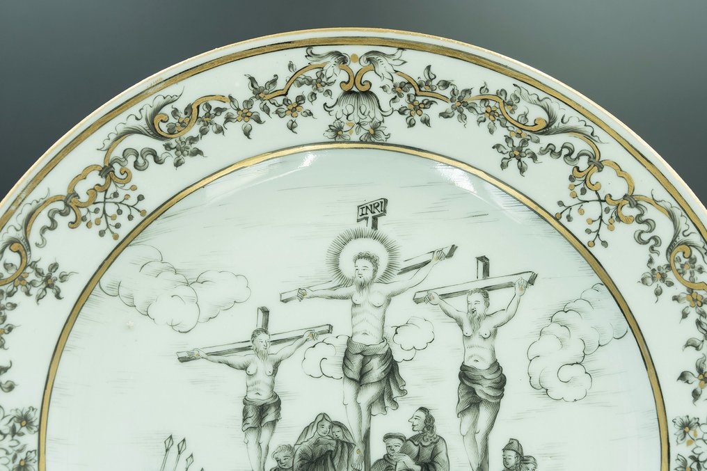 Bord (1) - A Chinese export grisaille and gilt religious subject plate ...
