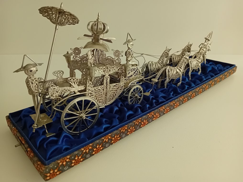 Statuette, Prachtige grote Djokja Filigrain Indonesische paardenkoets. - 12 cm - Silverplate ...