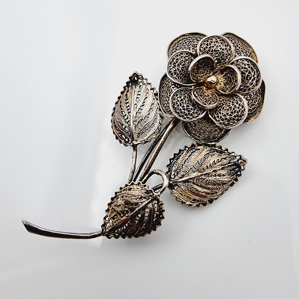 Two Designer Filigree Brooches (Flower/Leaf) Argent - Broche - Catawiki