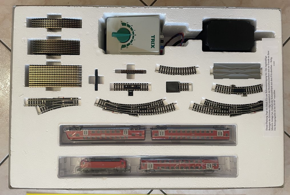 Minitrix N - 11475 - Startset (1) - met locomotief, 3 wagons, rails en ...