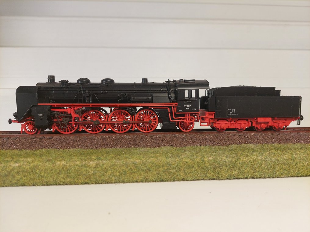 Gützold H0 - 48100 - Dampflokomotive mit Tender (1) - BR 19 017 - DR - Sachsenstolz - DR (DDR ...