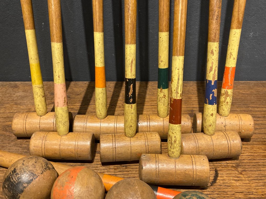 1900 - Antique croquet mallets - 2 start and end post - 5 balls - Catawiki