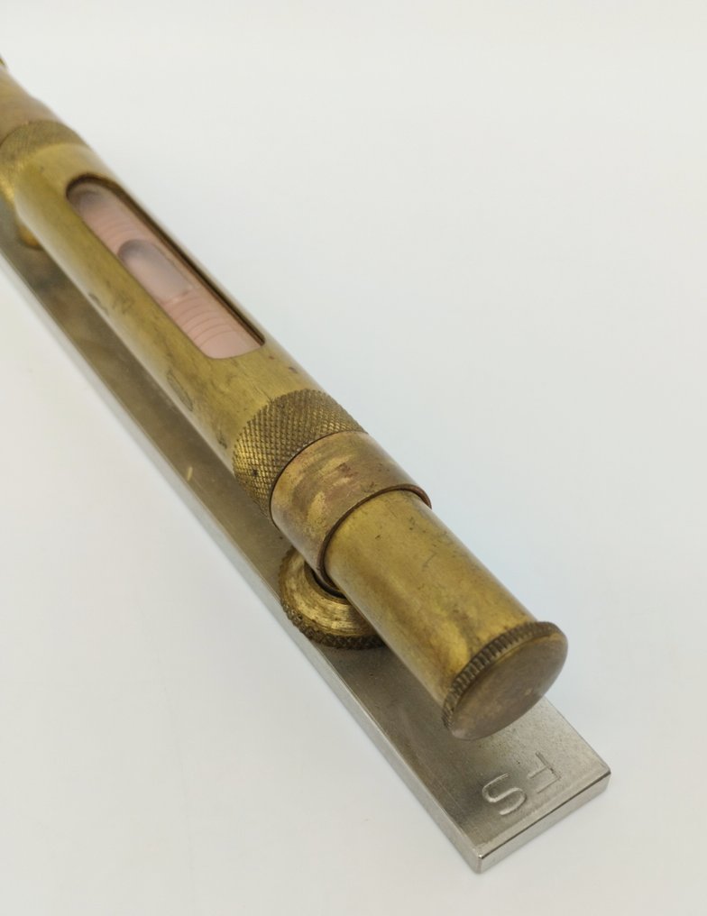 Rare and antique brass level on steel base - Tool - Catawiki