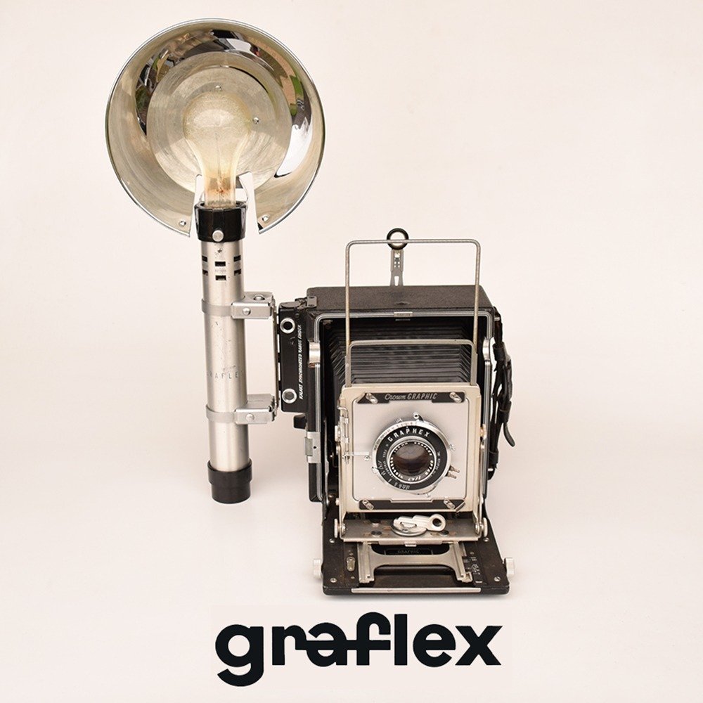 GRAFLEX *Crown Graphic* 4"x 5" met een 3 cell Graflex flah unit ...