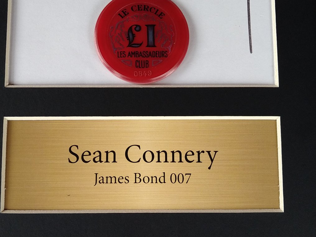 James Bond 007: Dr. No - - Filmrequisite Gerahmter Casino-Chip und von ...