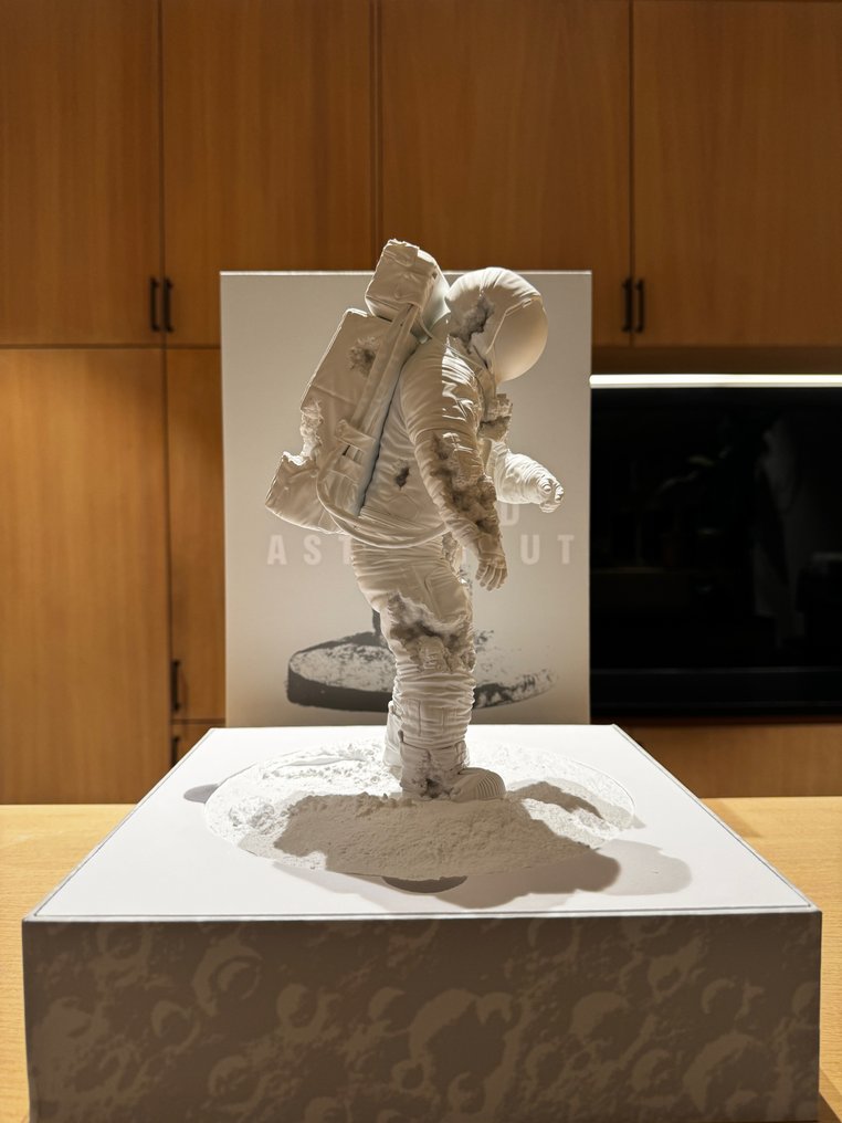 Daniel arsham - ERODED ASTRONAUT - Catawiki