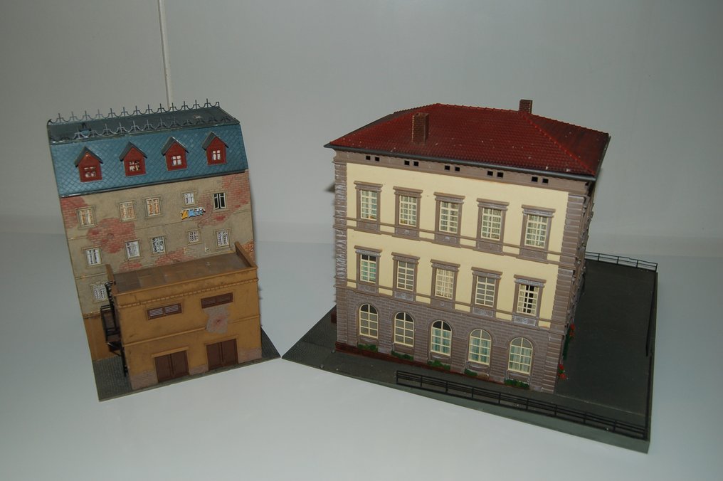 Pola H0 - Model train buildings (2) - Two authentic buildings - Catawiki